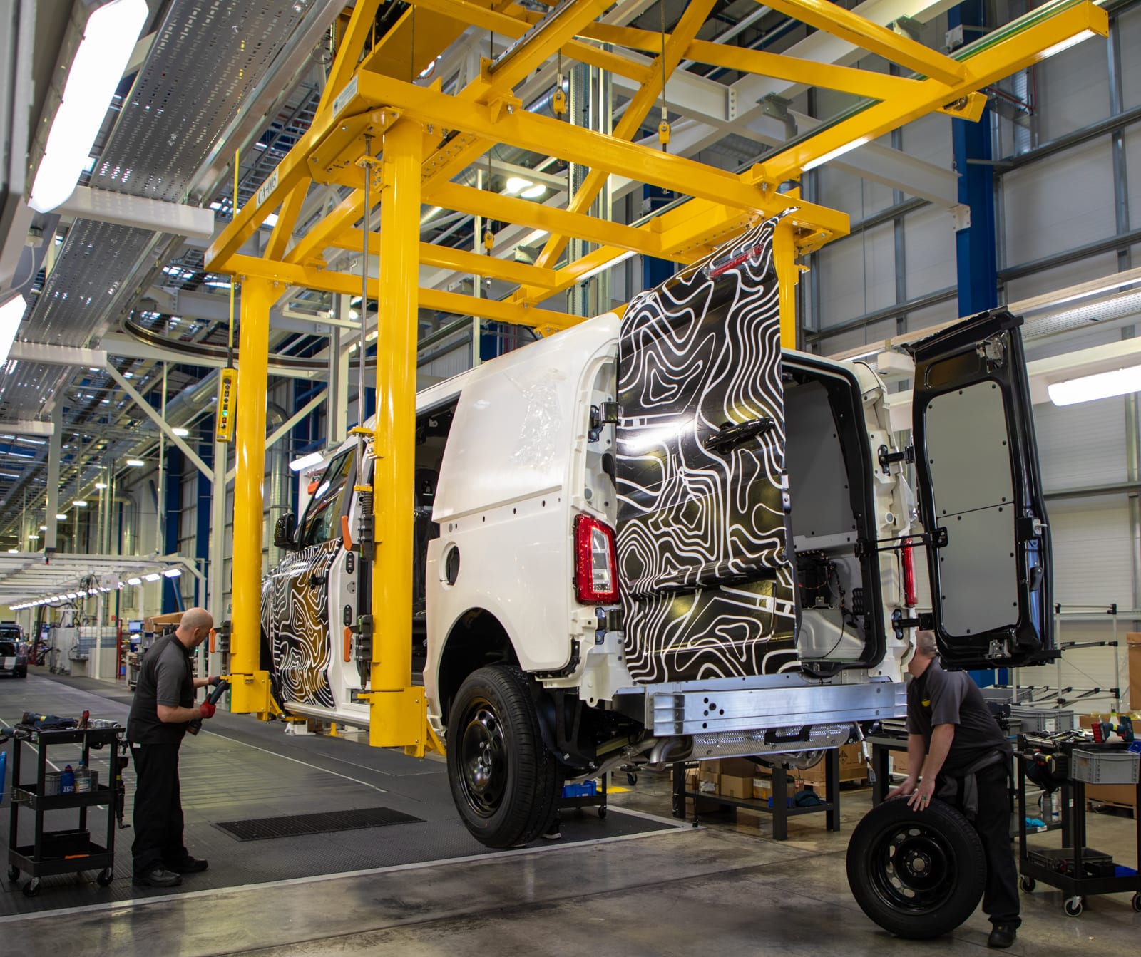 First hybrid-electric van prototypes in build at LEVC factory | CiTTi ...