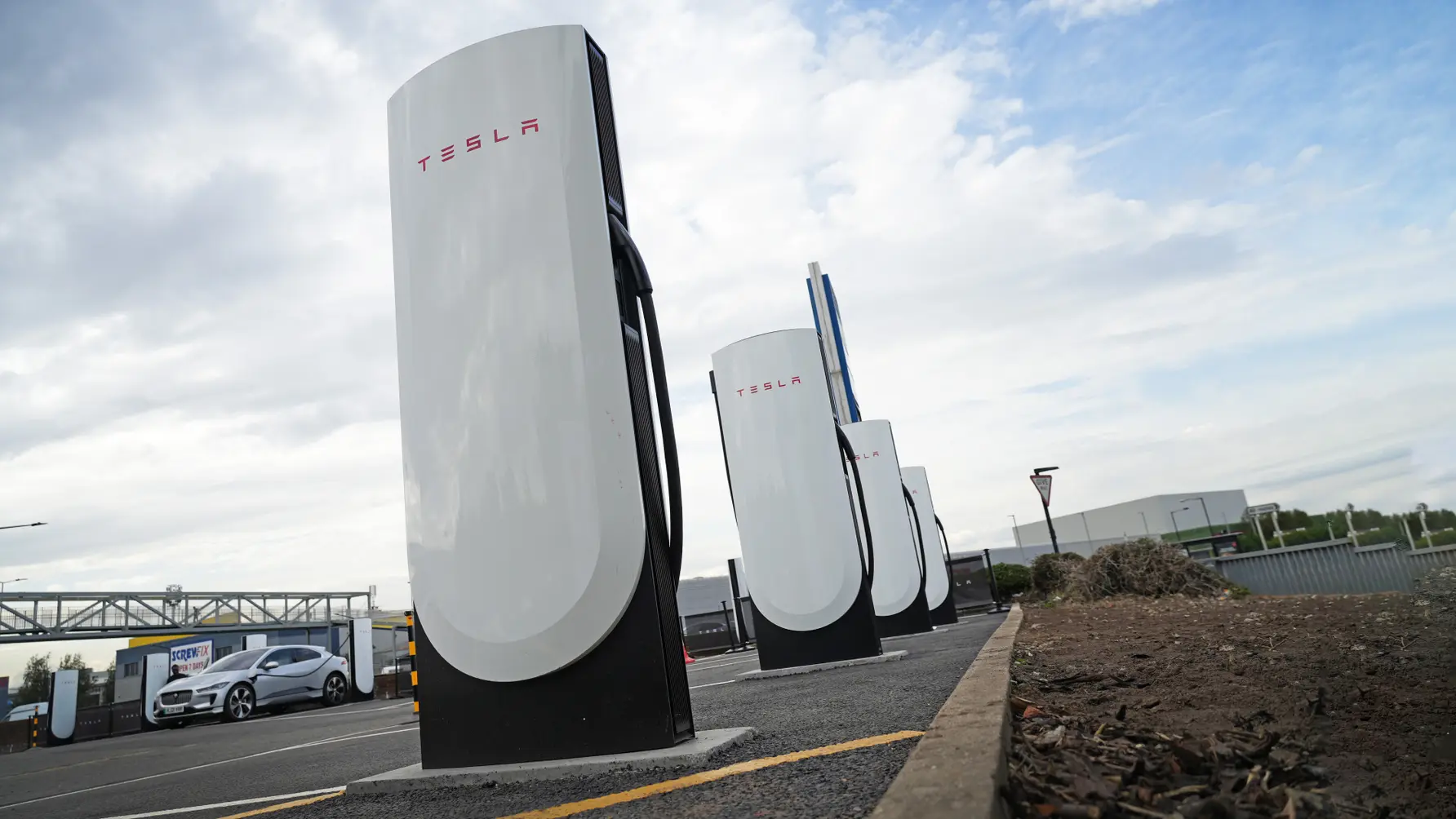 Tesla installs first V4 Superchargers 'to fit any EV' in UK | CiTTi ...