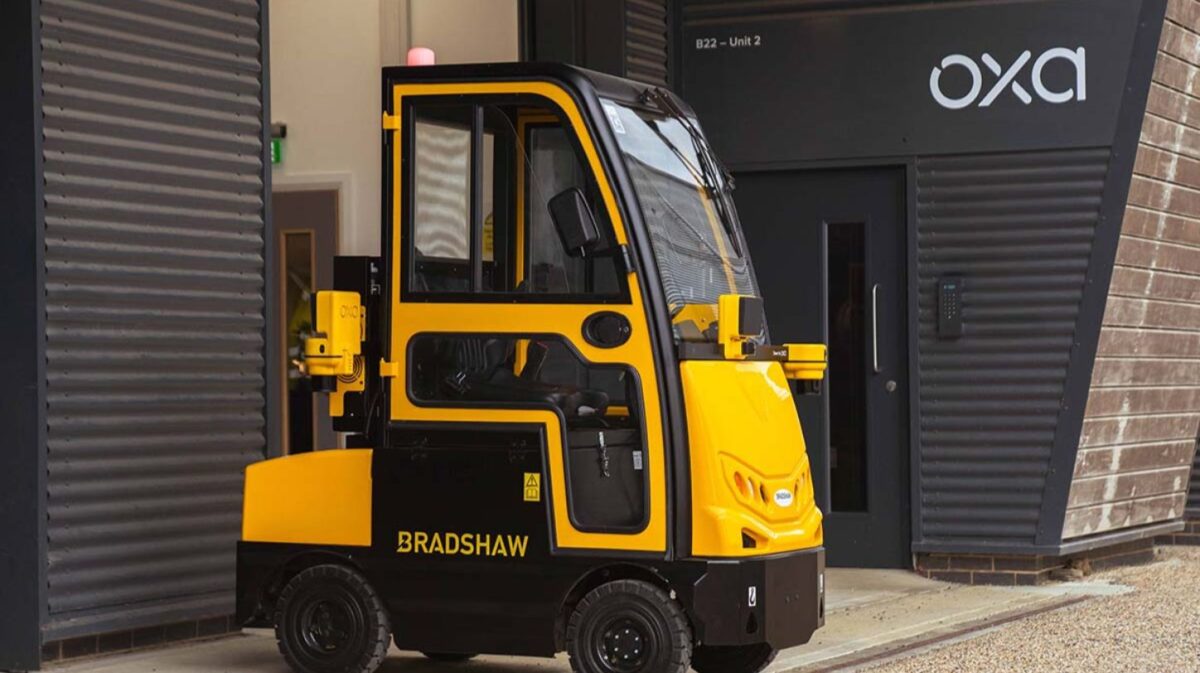 Oxa debuts electric, self-driving tow tractor | CiTTi Magazine